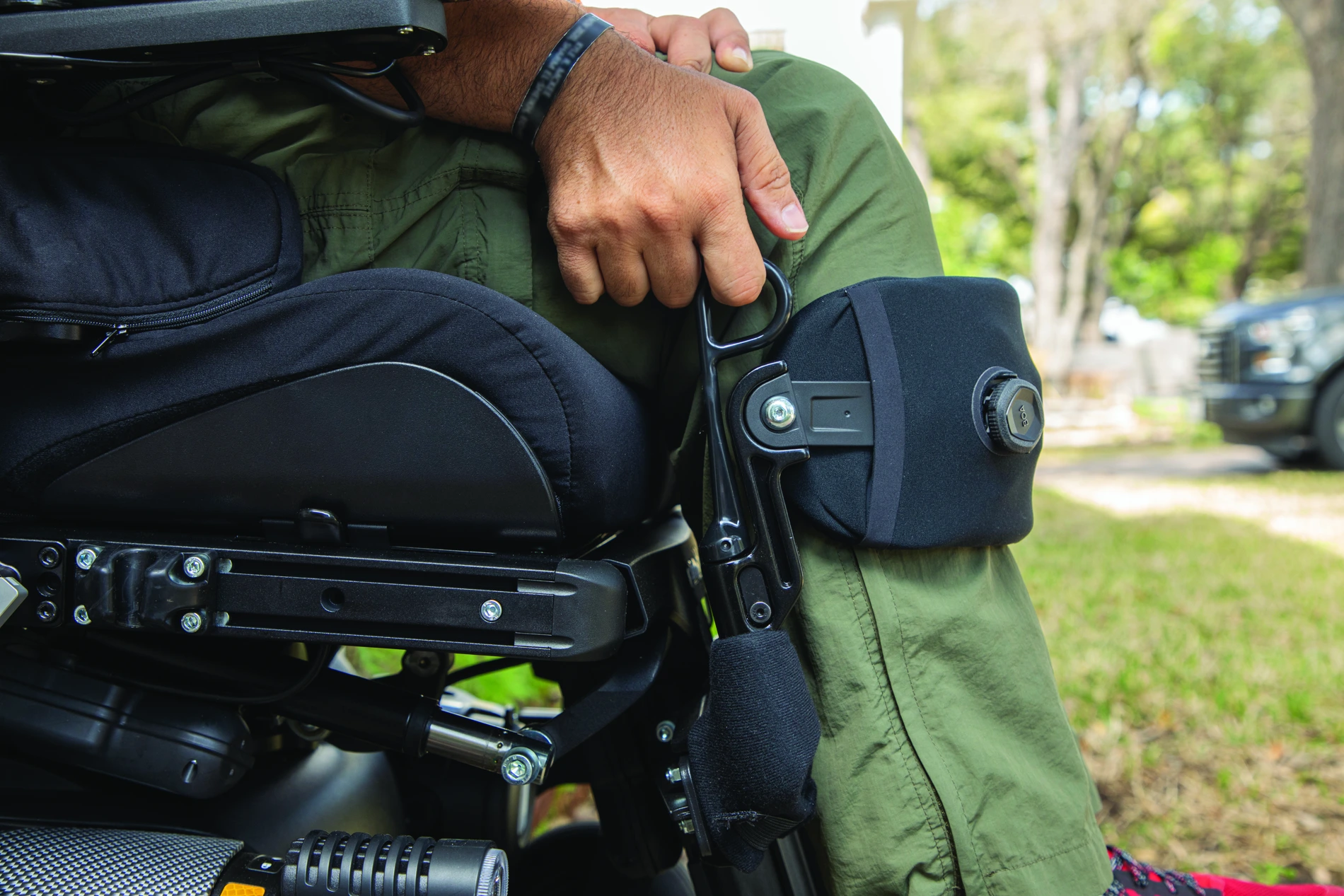 Swing-Away Knee Supports