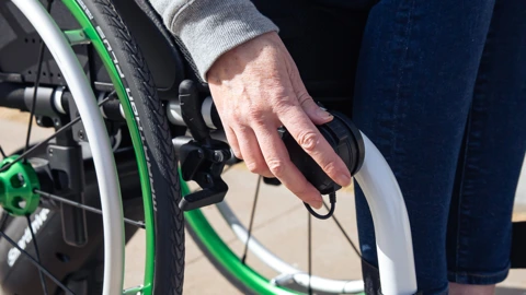 Max Mobility / Permobilは、SmartDrive MX2+モーターとSpeedControl Dialの間のケーブル接続 ...