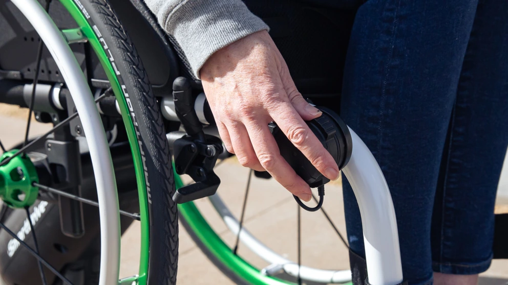 Max Mobility / Permobilは、SmartDrive MX2+モーターとSpeedControl Dialの間のケーブル接続 ...